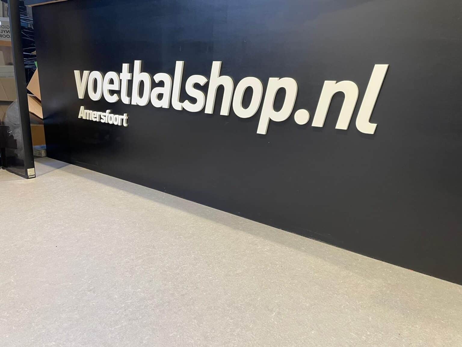 Logo op de muur van jouw winkel - Logo en letters